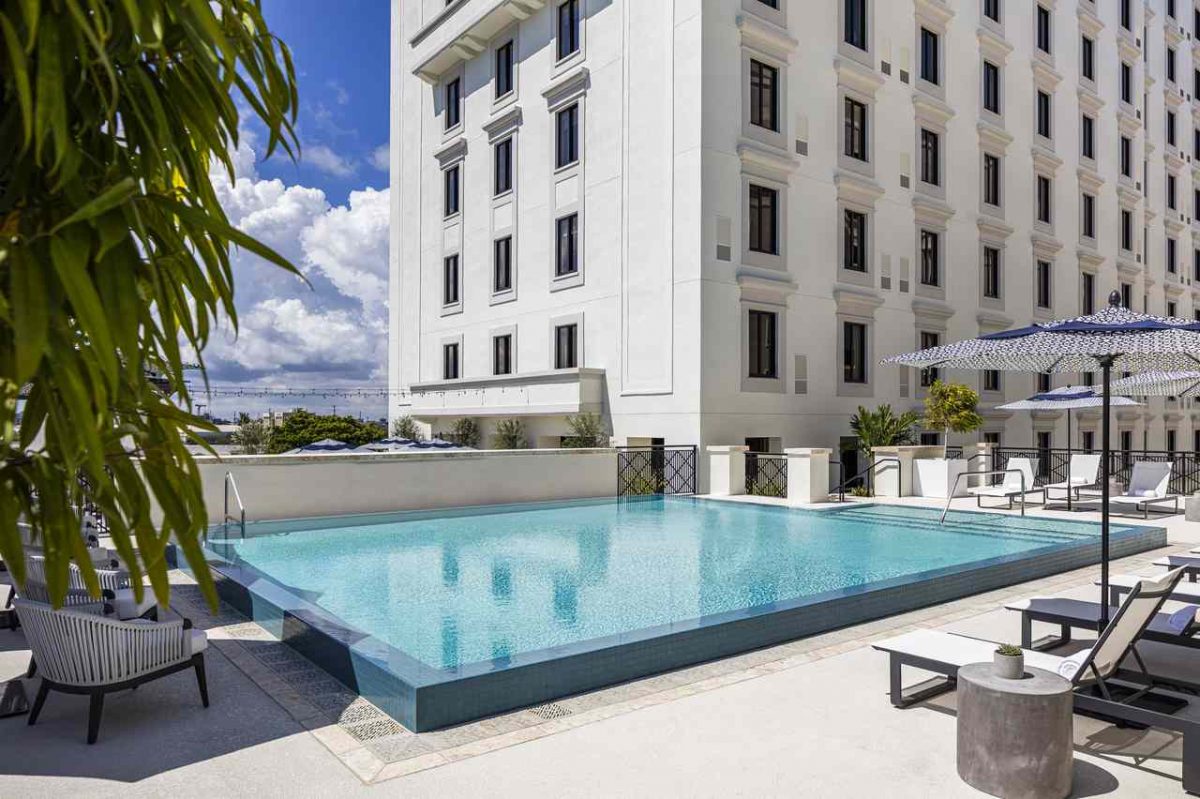 6 hotels in Florida with amazing rooftop swimming pools.